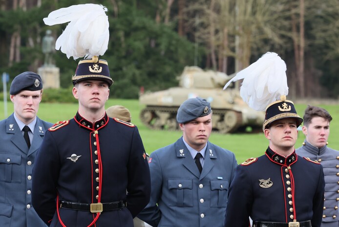 Koning Filip en koningin Mathilde bezoeken militaire academie waar ...