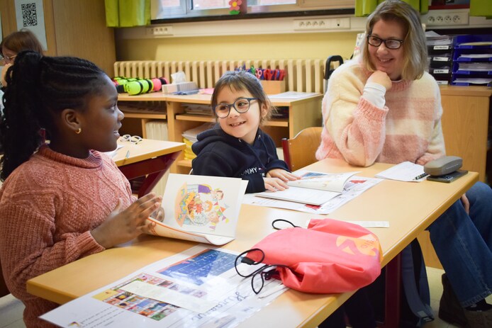 Tweedejaars van ‘t Venneke boosten leesvaardigheid met hulp van Atheneum-leerlingen: “Elk kind ...