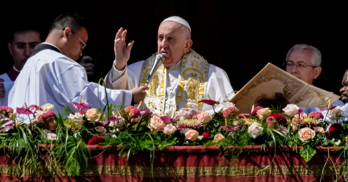 Paus Franciscus houdt jaarlijkse paasboodschap en staat opnieuw stil ...