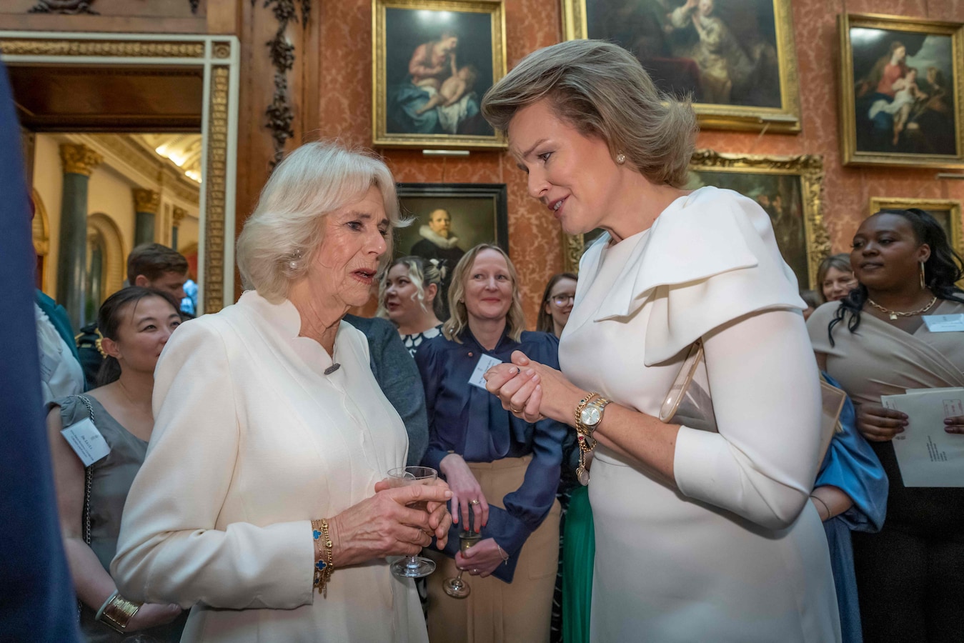 Nieuwe biografie onthult het bewogen leven van koningin Mathilde: “Zij ...