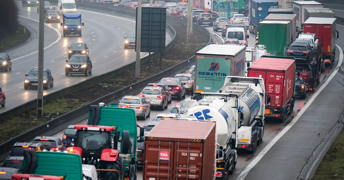 Halfuur file op de Brusselse Binnenring door ongeval ter hoogte van Zellik: één rijstrook ...