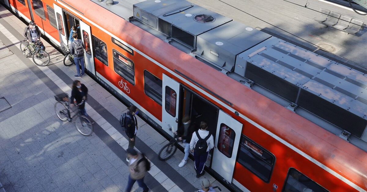 Hand vast in deur trein: vrouw kilometerslang meegesleurd in Duitsland ...
