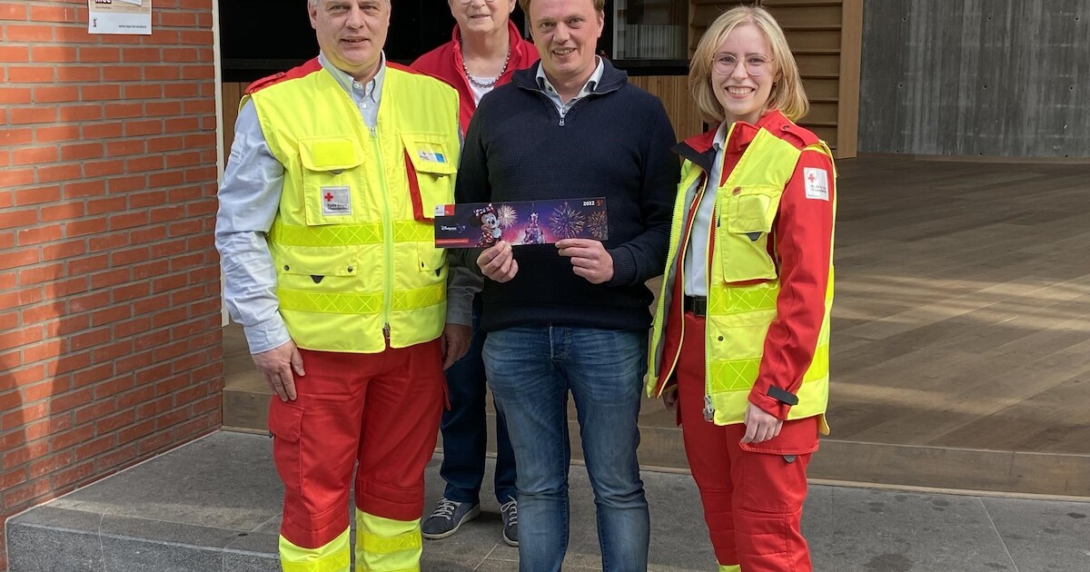 Rode Kruis verkoopt na 2 jaar corona opnieuw stickers op de kruispunten ...