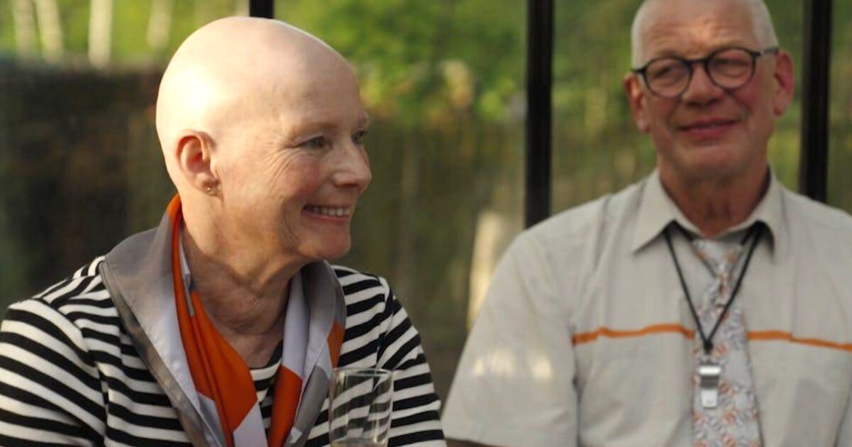 Vlak voor ‘Met vier in bed’ is Alex voor de vierde keer hervallen: “Het ...