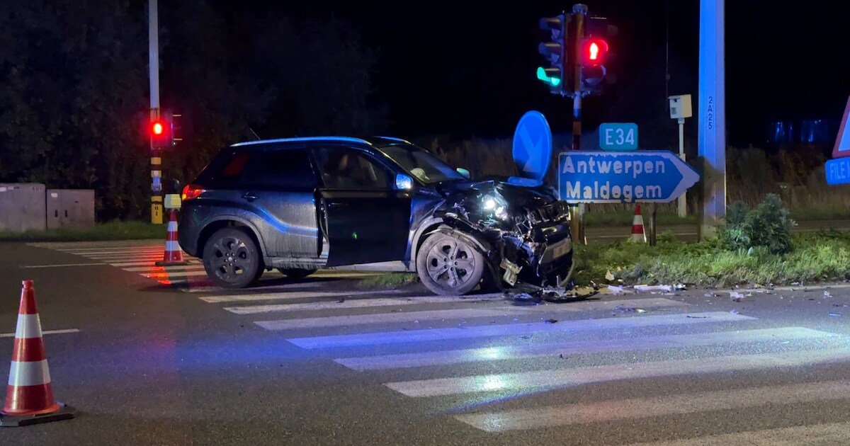 Twee personen lichtgewond afgevoerd na botsing tussen twee voertuigen ...