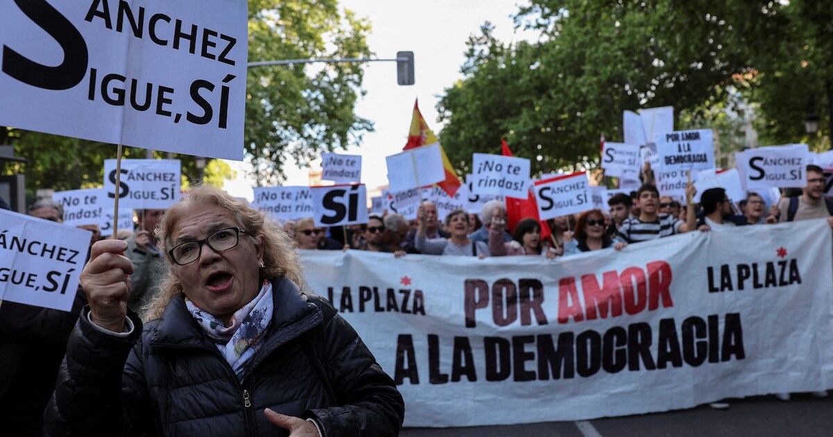 Duizenden Spanjaarden komen op straat voor aanblijven premier Sánchez | Buitenland | HLN.be