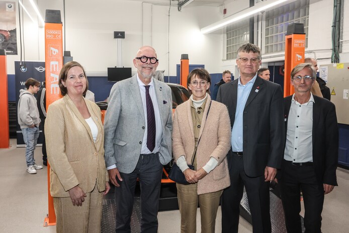 PTS Boom opent ‘garages van de toekomst’ voor voertuigtechniekers in ...