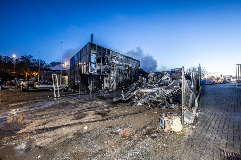 Bedrijf in Hasselt volledig verwoest door uitslaande brand | Regio | HLN.be