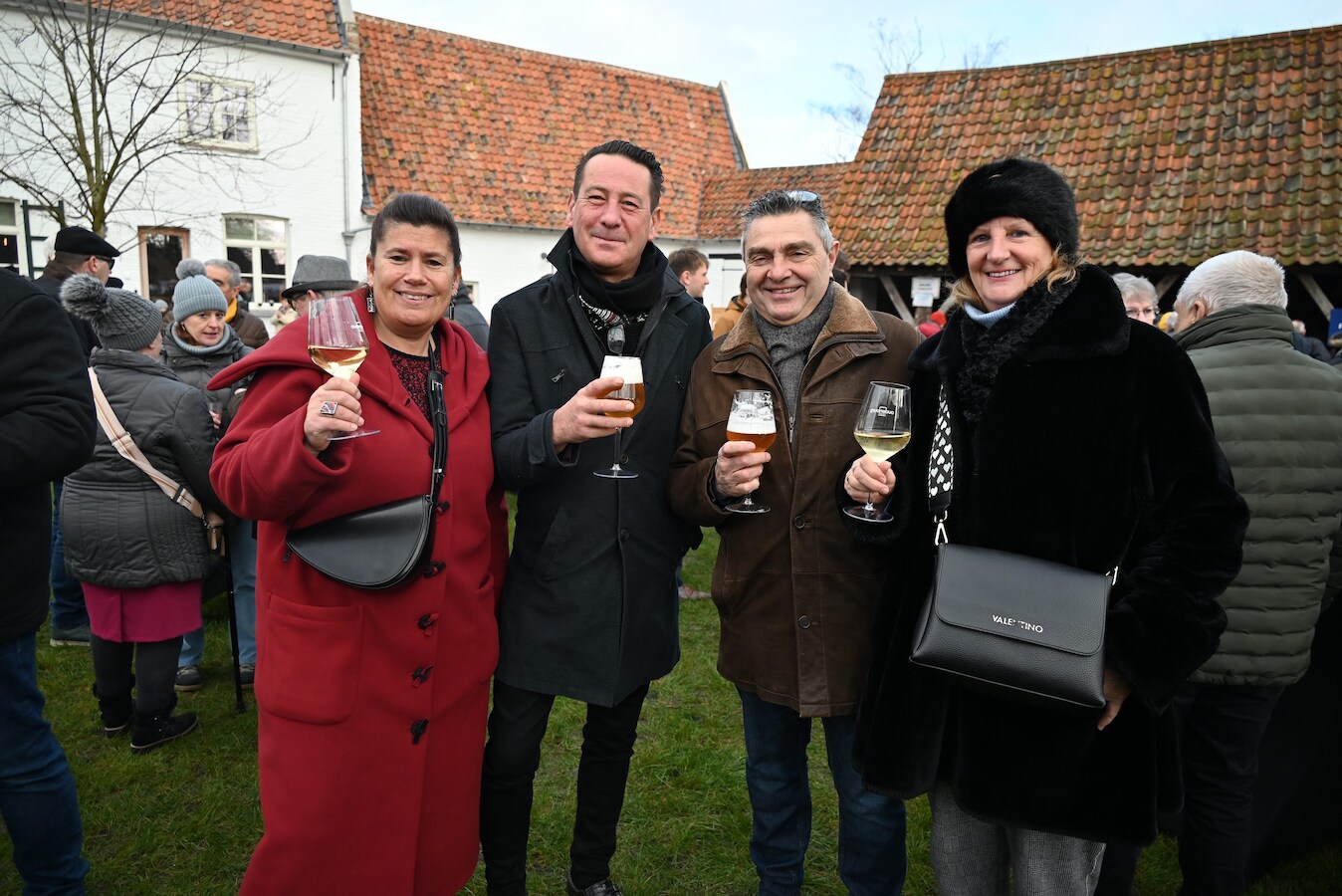 Stadsbestuur en inwoners van Oudenburg toosten op 2025 | Foto | hln.be