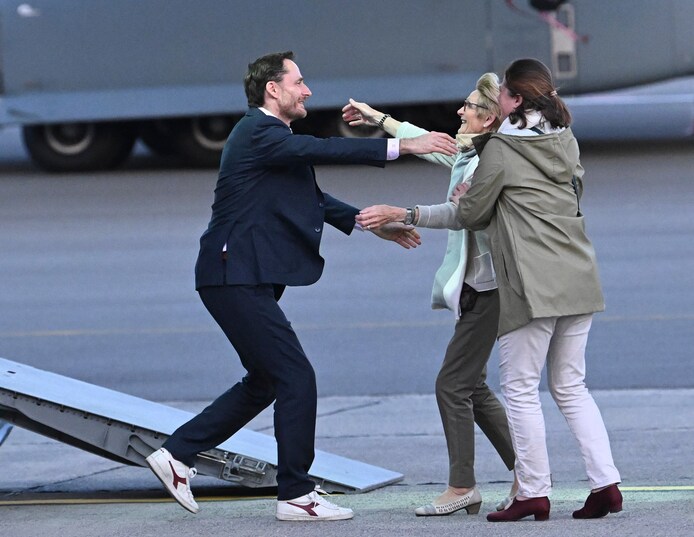 Vandecasteele (42) “tamelijk positief” bij thuiskomst: “Euforie ...