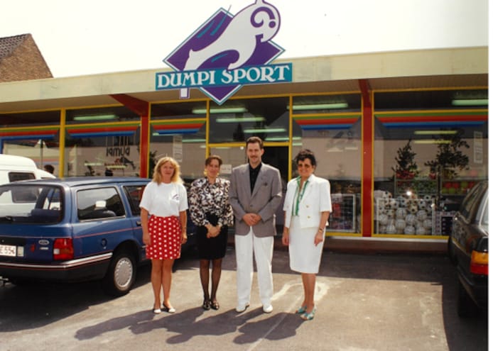 Meubelzaak Dumpi Mart bestaat 50 jaar en Lucienne (86) waakt nog altijd ...