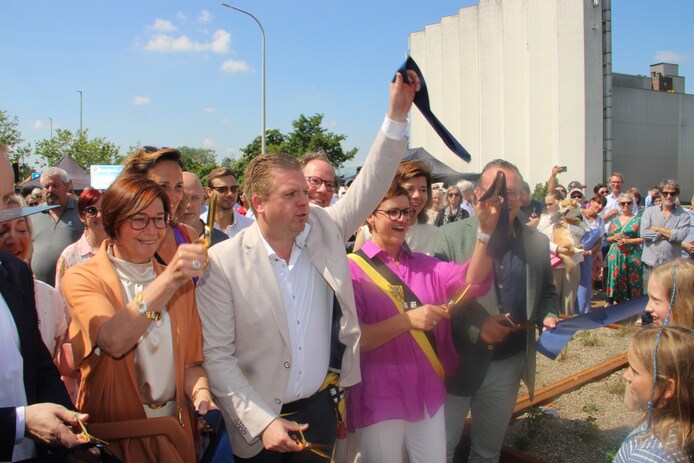 IN BEELD. Vernieuwde Centrumbrug en brugpark in Izegem officieel ...