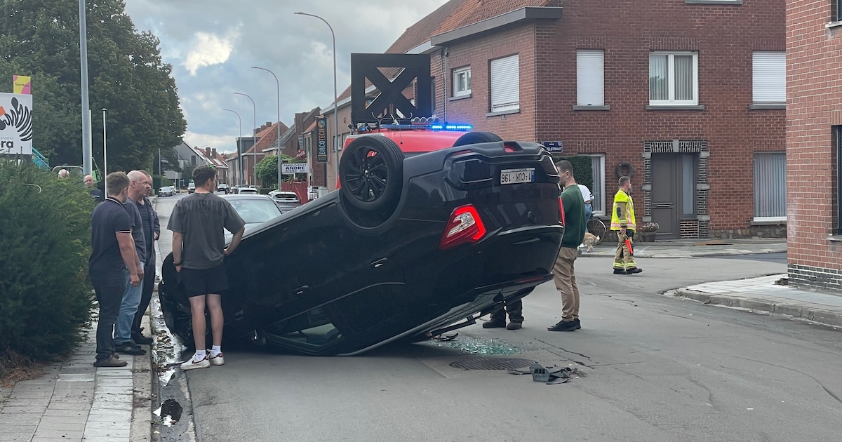 Auto overkop na botsing met geparkeerde auto in Emelgem | Izegem | HLN.be