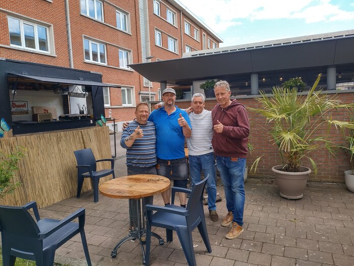 Buurtbewoners geven Kunstlaan voor het eerst eigen zomerbar: “Ook mensen van buiten de wijk zijn ...