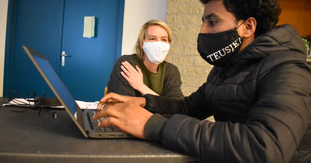 Met een laptop en begeleiding helpt nieuw project kwetsbare jongeren op ...