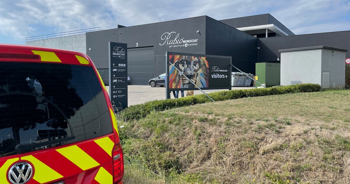 Brandweer beveiligt vat bij Muylle Facon in Izegem na reactie producten ...