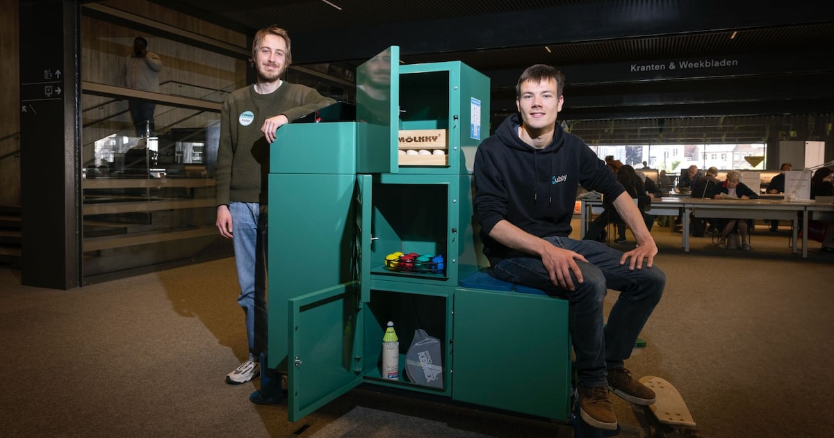 Arne (25) en Robbe (27) plaatsen 10 lockers met sport- en spelmateriaal ...