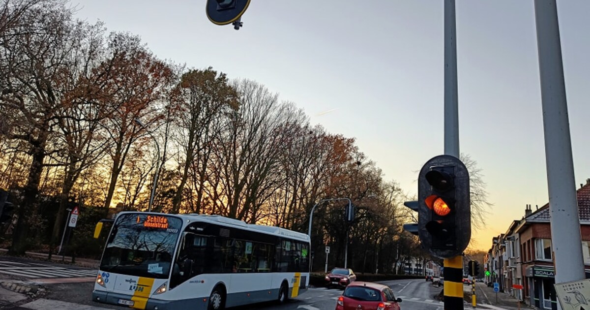 Enkele oranje knipperlicht door defect aan verkeerslichten op druk kruispunt | Schoten | hln.be