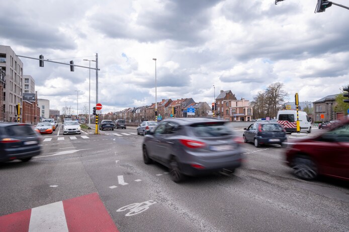 Stad en AWV willen “ontzettend gevaarlijk kruispunt” veiliger maken na ongeval | De Nieuwe ...