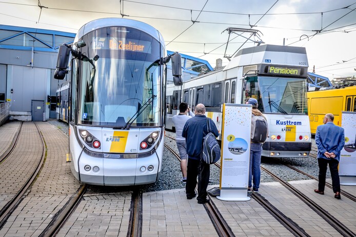 Veel mensen nemen afscheid van de oude kusttrams: “Niets dan lof voor ...