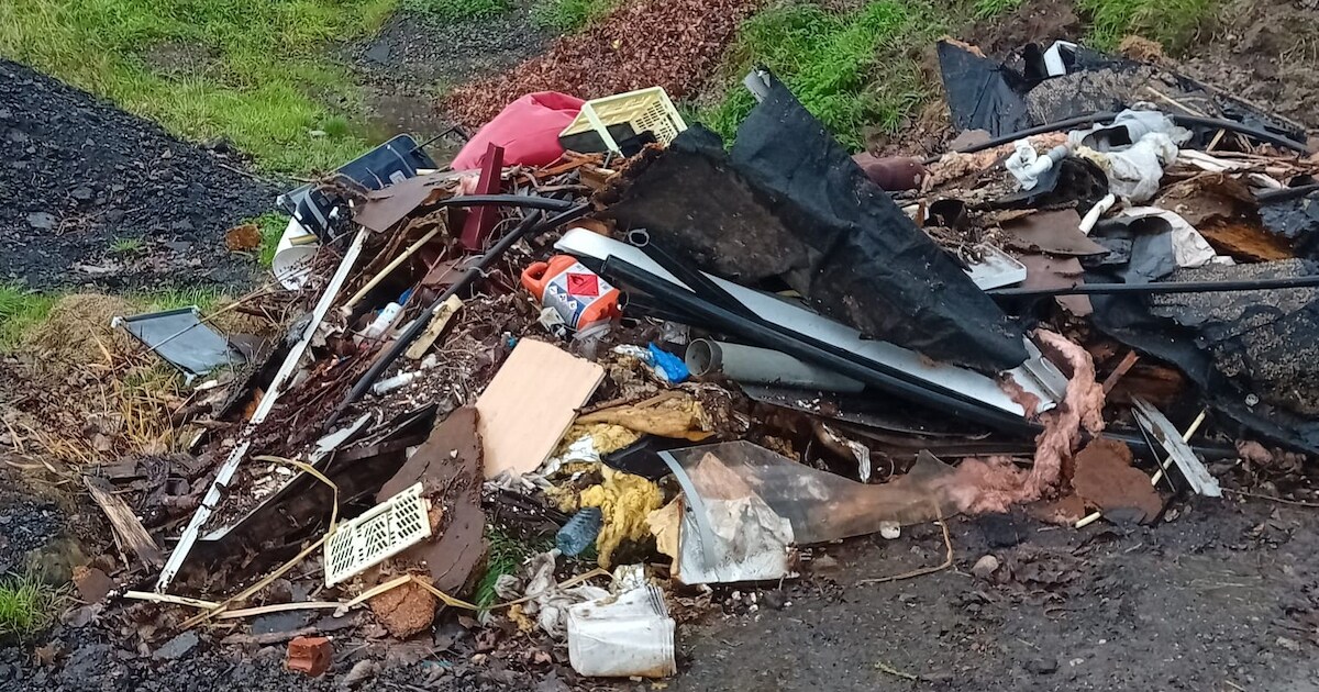 Sluikstort langs de N8: “Dit kost tijd en middelen” | Vleteren | HLN.be