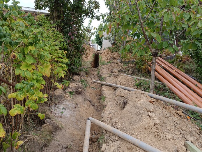 Buurt legt bloemen neer aan woning in Asse waar eigenaar bedolven ...