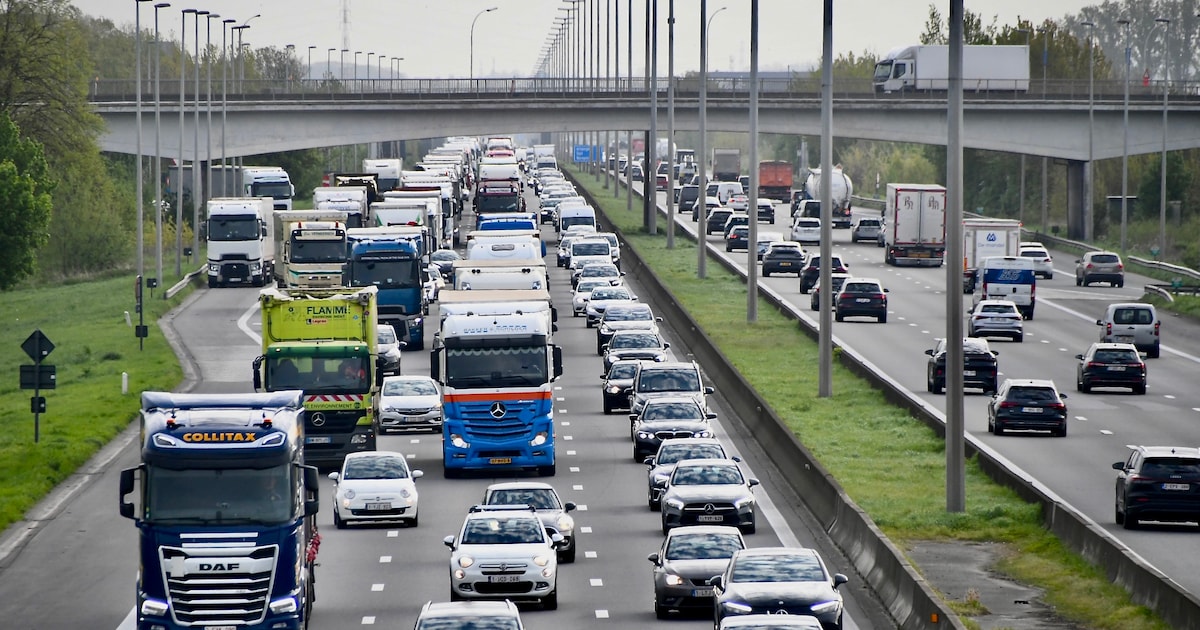 Halfuur file op E17 naar Gent door ongeval ter hoogte van Lokeren: één ...