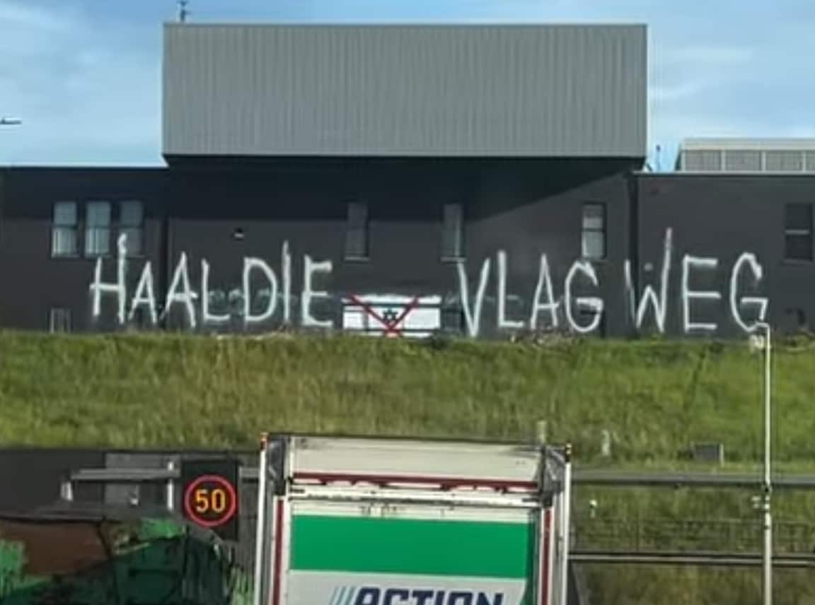 Nieuwe protestactie tegen Israëlische vlag aan Antwerps stadhuis duikt ...