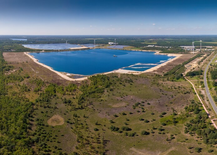 Steenrijk dankzij zand en nu onder vuur voor illegale eendenjacht: wie is de familie Emsens ...