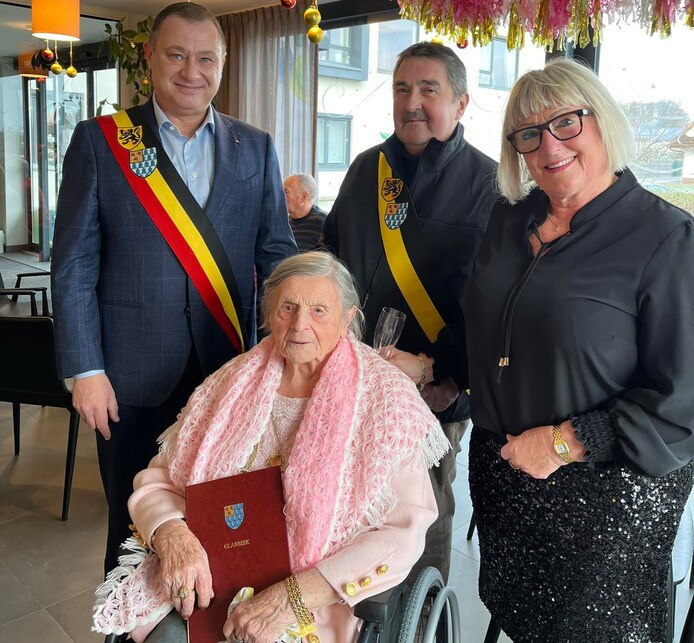 Maria Vanheer blaast 100 kaarsjes uit | Glabbeek | hln.be