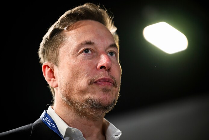 AI-chatbot van Elon Musk verspreidt antisemitische uitspraken na update: “Joden controleren ...