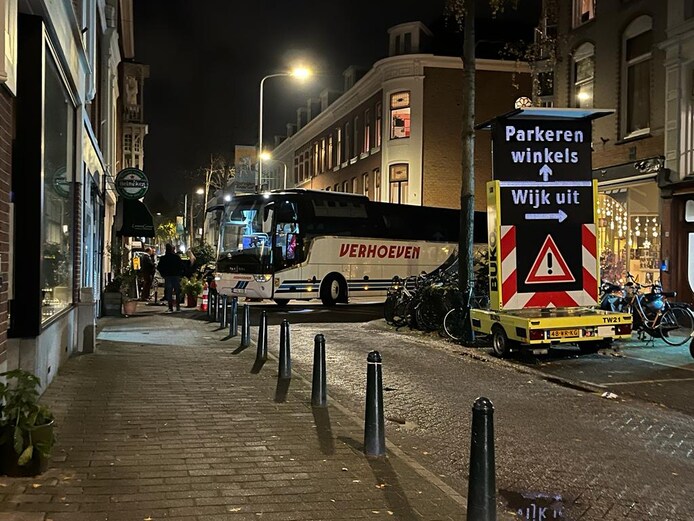 Belgische bus rijdt zich vast in smalle straatjes in Den Haag: paaltjes ...