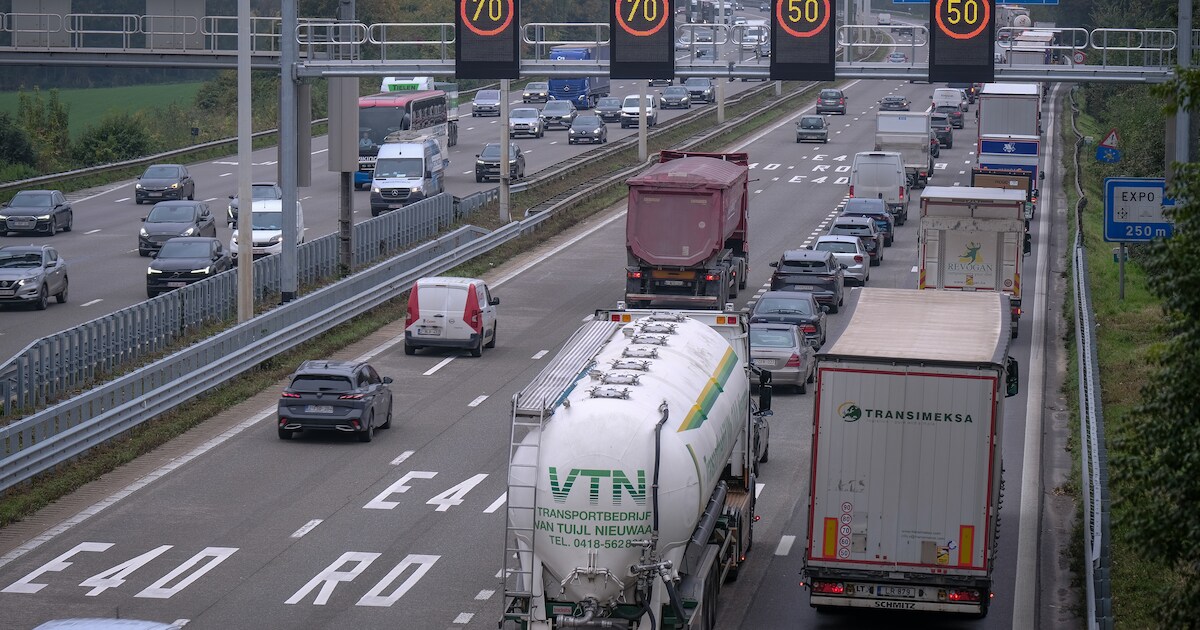 Anderhalf uur file op E40 richting Brussel vanaf Haasrode: twee ...