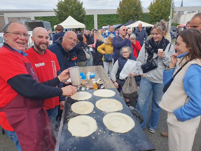 “Hopelijk nu vertrokken voor de zeven vette jaren”: mooi weer lokt massa volk naar rommelmarkt ...