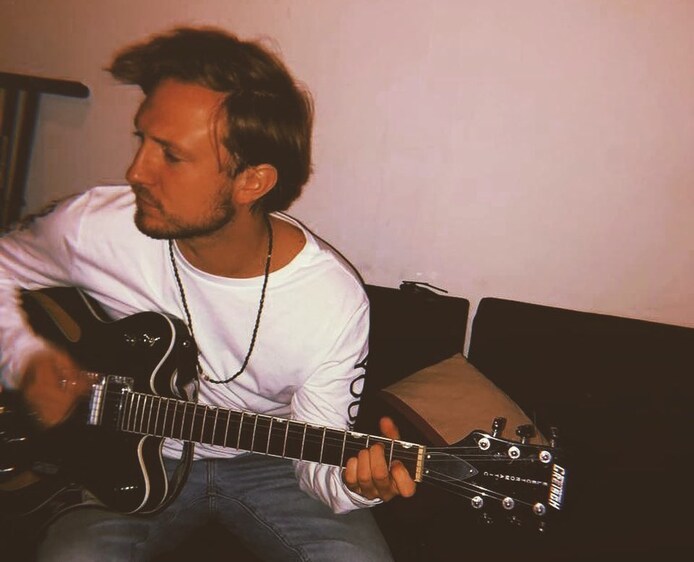 Brand vernielt appartement van Bazart-gitarist Simon Nuytten | Showbizz ...