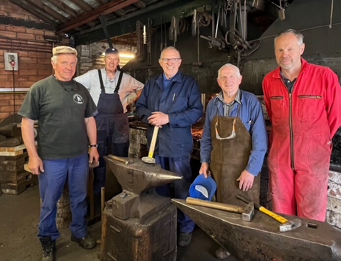 Oude smidse in Aalter verdwijnt na 64 jaar: “Helaas, maar we willen het vak nog één keer in alle ...