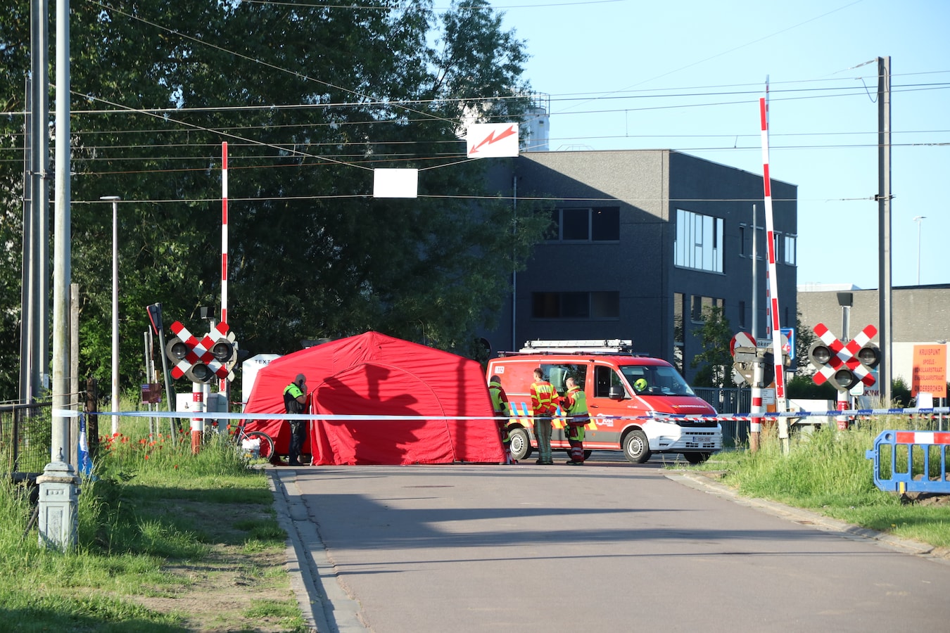 Wielertoerist sterft na ongeval met tractor aan spoorovergang in ...