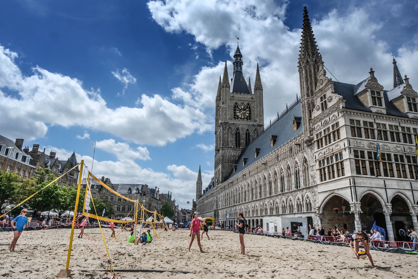 Koopjes, duikinitiaties en beachvolleybal op Dolle Dagen | Foto | hln.be