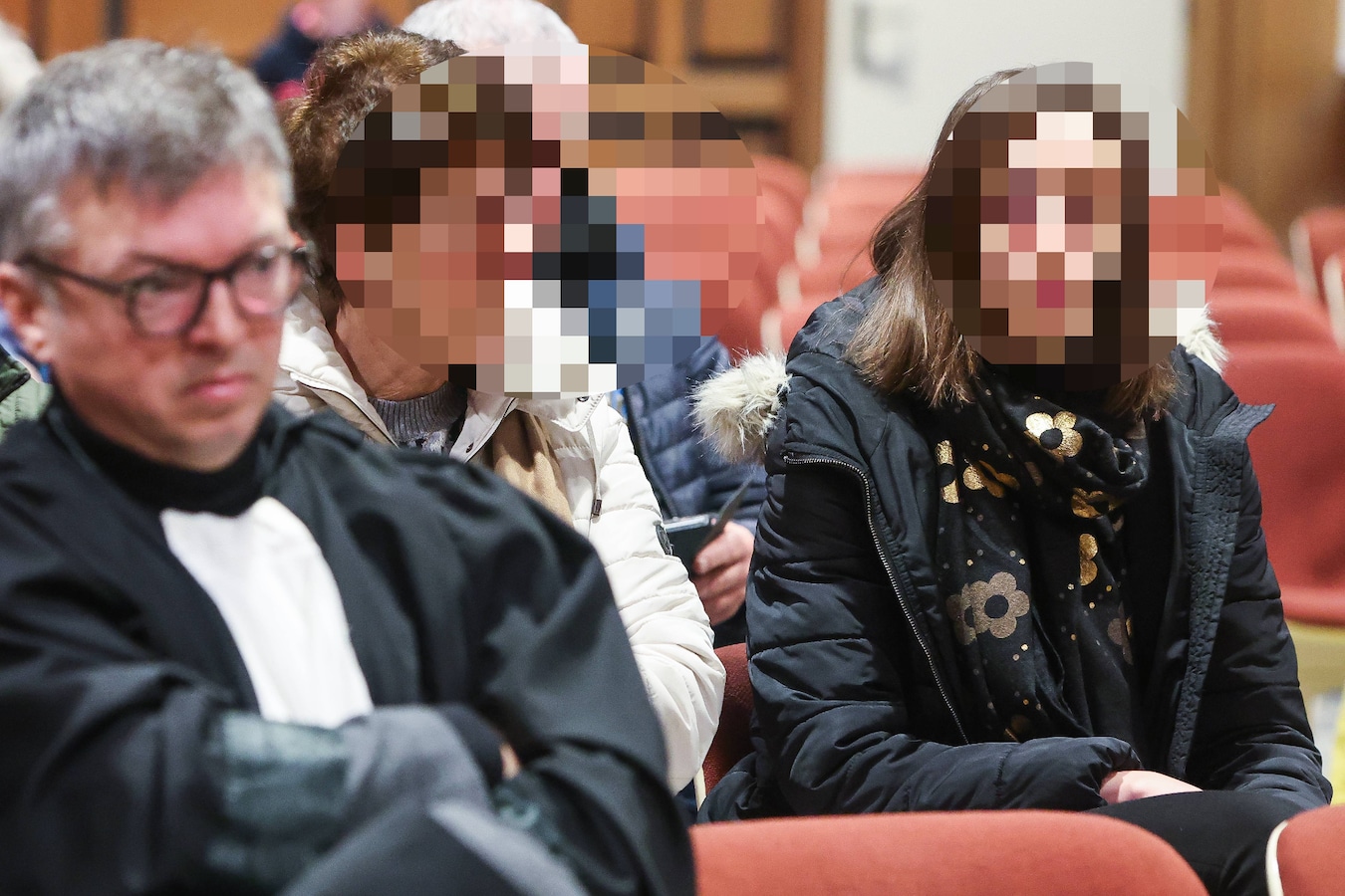 Landbouwer die dochtertjes Maud (8) en Ona (5) vermoordde, zocht in cel ...