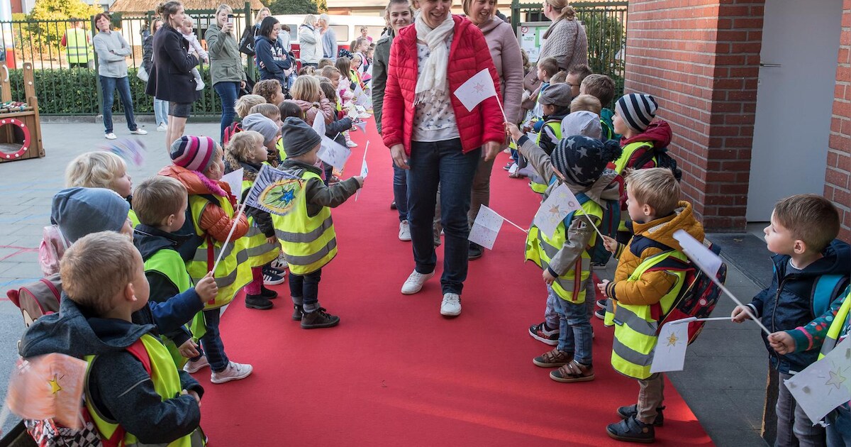 Kleuters zetten hun juffen in de bloemetjes | Regio | HLN.be