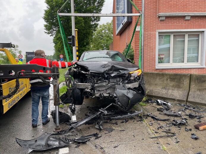 Twee lichtgewonden na zware klap op kruispunt Kortrijkse ring R8 | Kortrijk | hln.be
