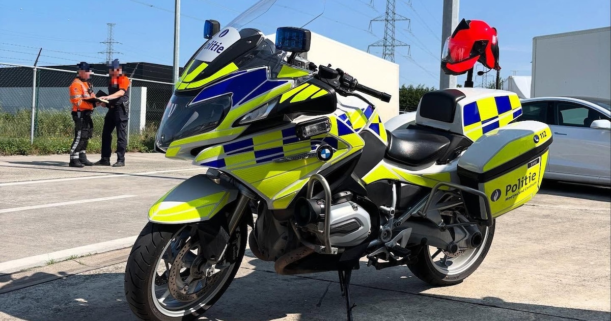 Bromfietser (19) zonder rijbewijs en onder invloed wil ontsnappen aan ...