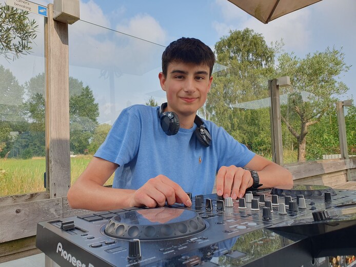 Dj Beau V. (14) maakt geslaagd debuut op Rijvers Festival: “Die kerel heeft talent” | Rijvers ...