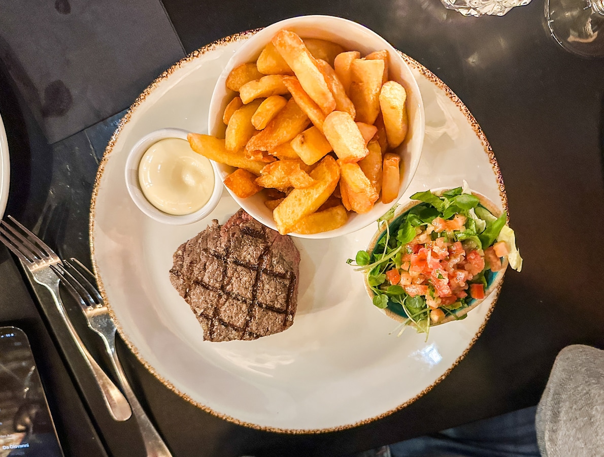 Luc Bellings gaat op zoek naar de beste steak-friet en geeft één 9 op ...
