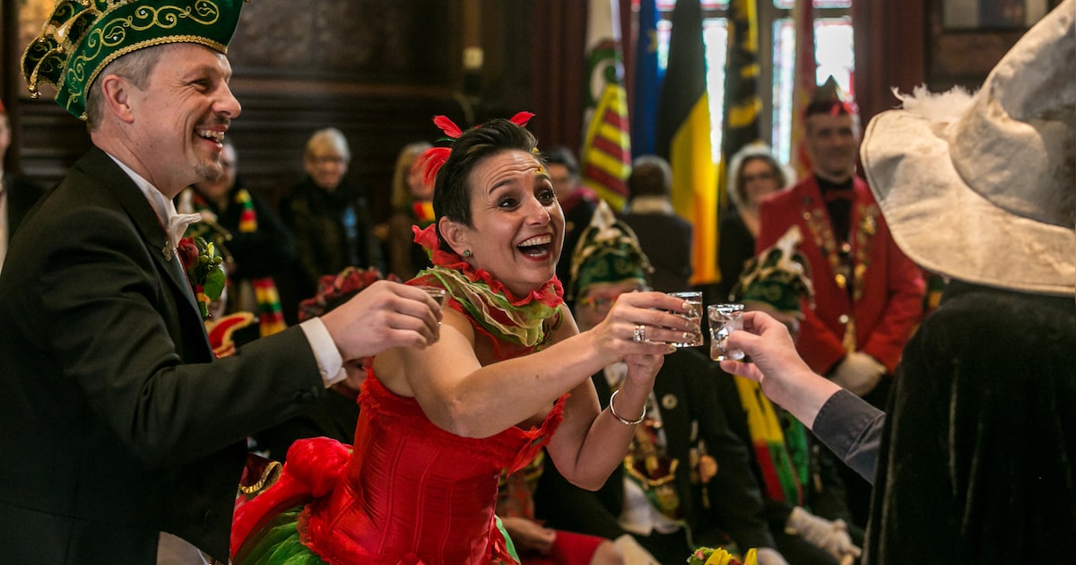 'Heks' Hilde Claes trouwt carnavalisten | Hasselt | HLN.be