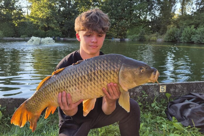 Wat een kanjer! Liam slaat karper van liefst 9 kilogram aan de haak ...