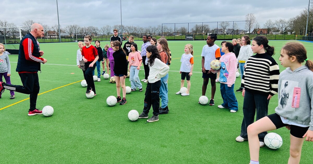 Meisjes De Wegel krijgen voetballes van Ronny Verriest van Zulte ...