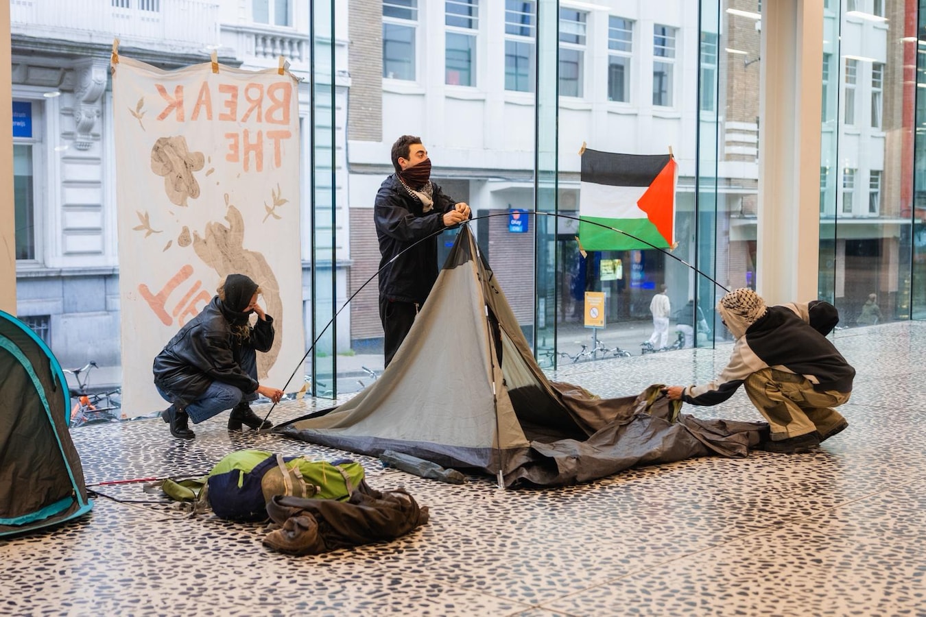 Activisten UGent verlaten Campus Coupure, verzet verschuift naar UFO ...
