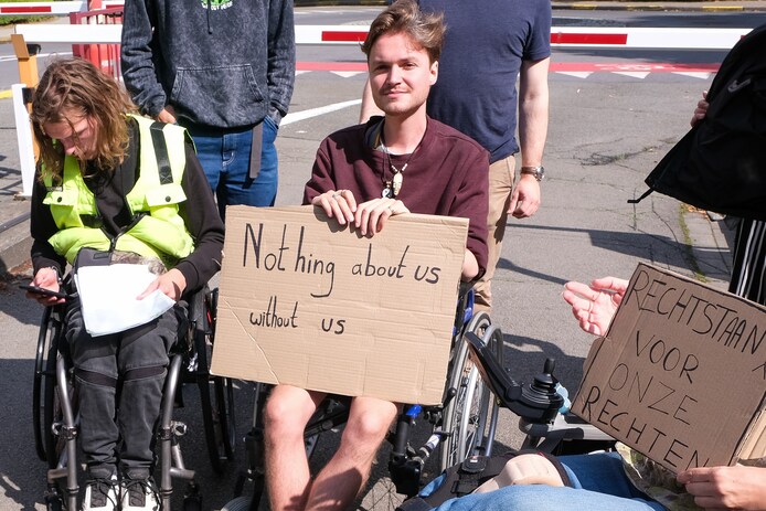 Actievoerders blokkeren ingang VRT-gebouw: “Een presentator met een ...