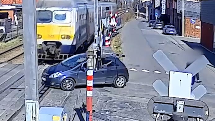 KIJK. Auto gegrepen op gesloten overweg in Luik, passagiers kunnen net ...